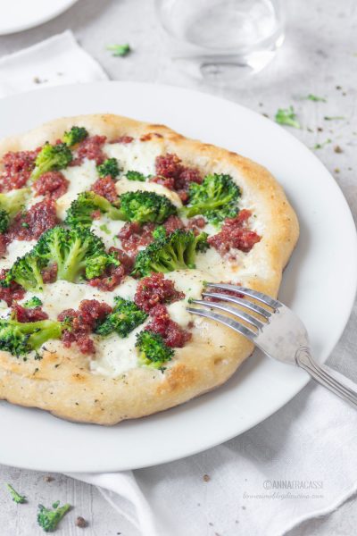 Pizza al cotechino, broccoli e stracchino - L'ennesimo blog di cucina